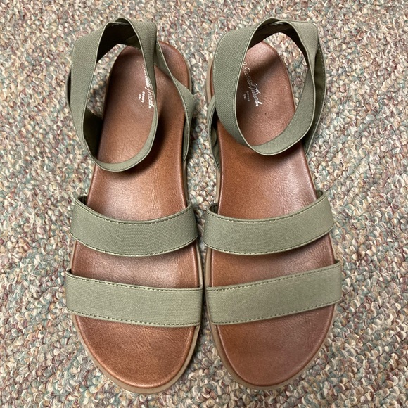 Universal Thread | Shoes | Universal Thread Olive Green Sandals | Poshmark